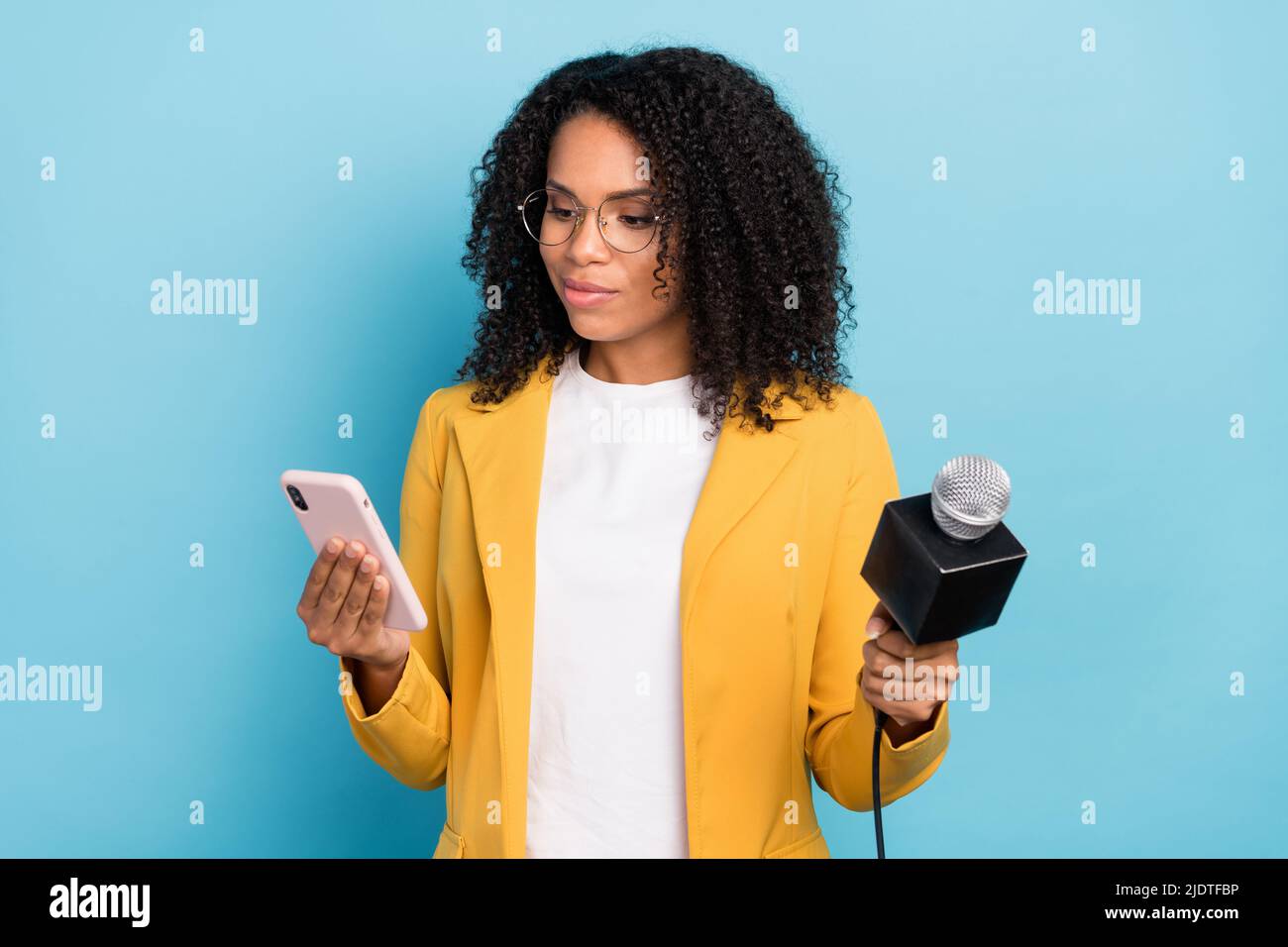Black female tv news reporter hi-res stock photography and images - Alamy