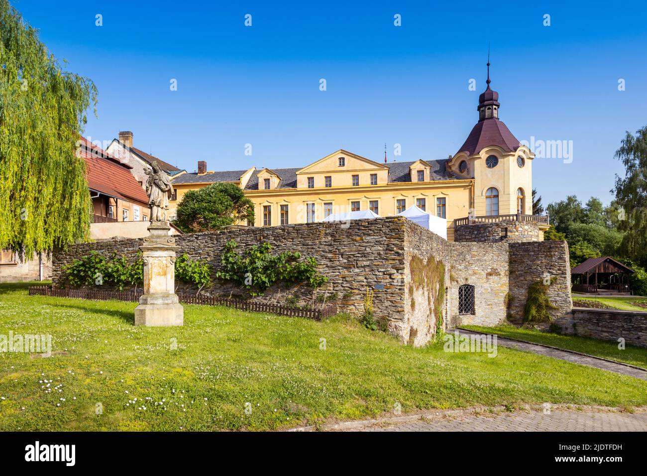 Maloskalická tvrz a Muzeum B. Němcové, Babiččino údolí, Česká Skalice ...