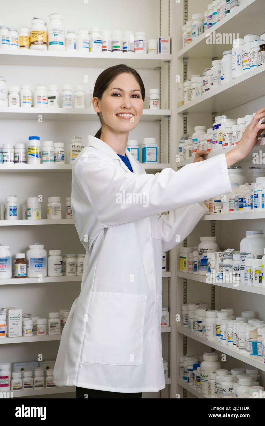 Portrait of female pharmacist in pharmacy Stock Photo - Alamy