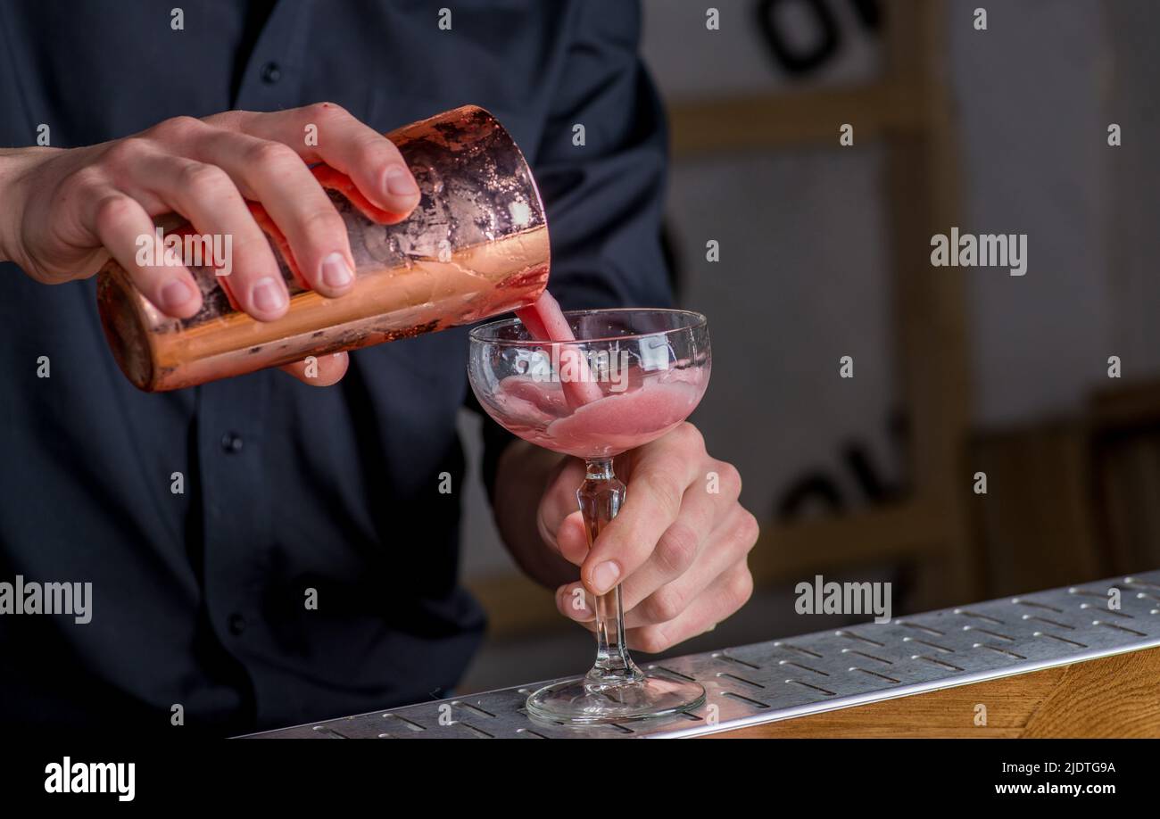 Barkeeper hi-res stock photography and images - Alamy