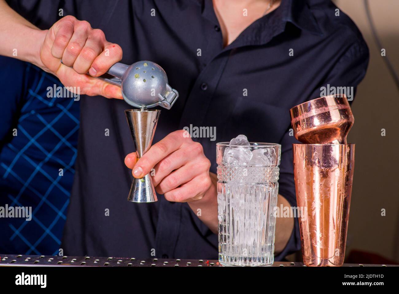 Bartender pouring liquor hi-res stock photography and images - Alamy