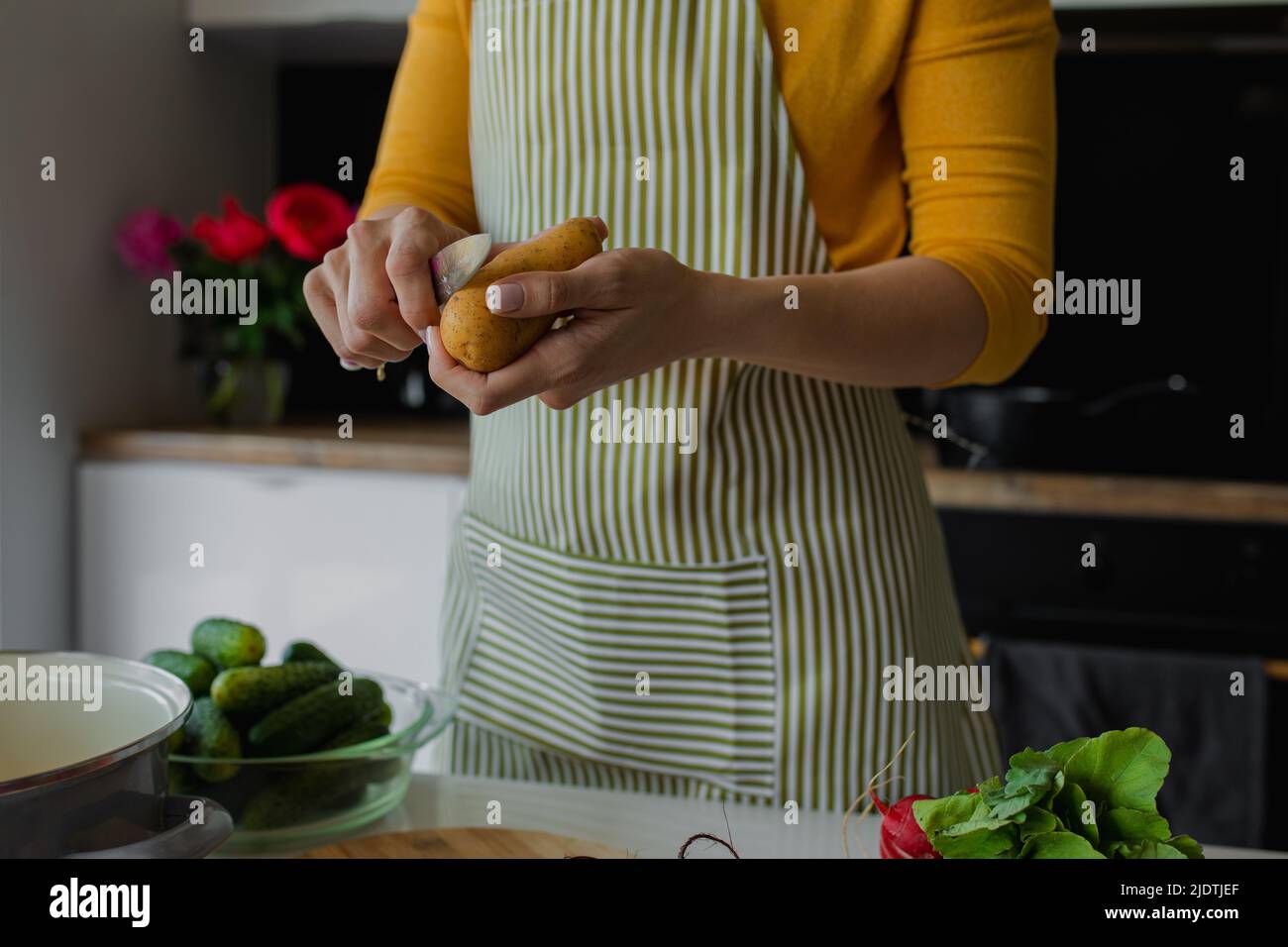 Peeling vegetables hi-res stock photography and images - Alamy