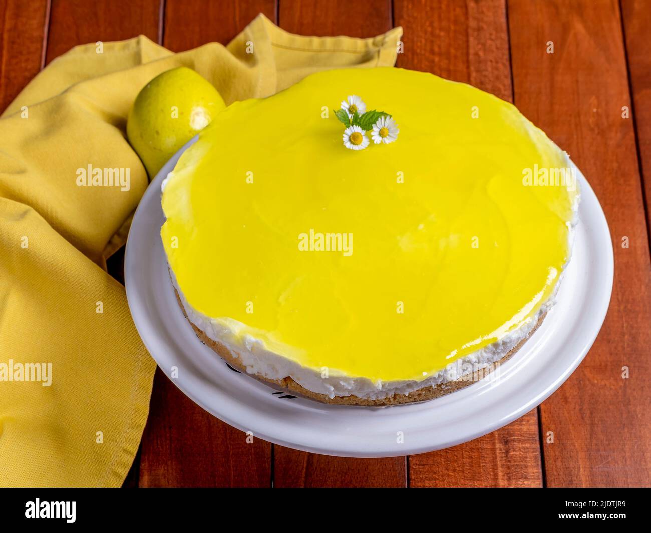 Top view of a lemon cheesecake, decorated with daisies Stock Photo - Alamy