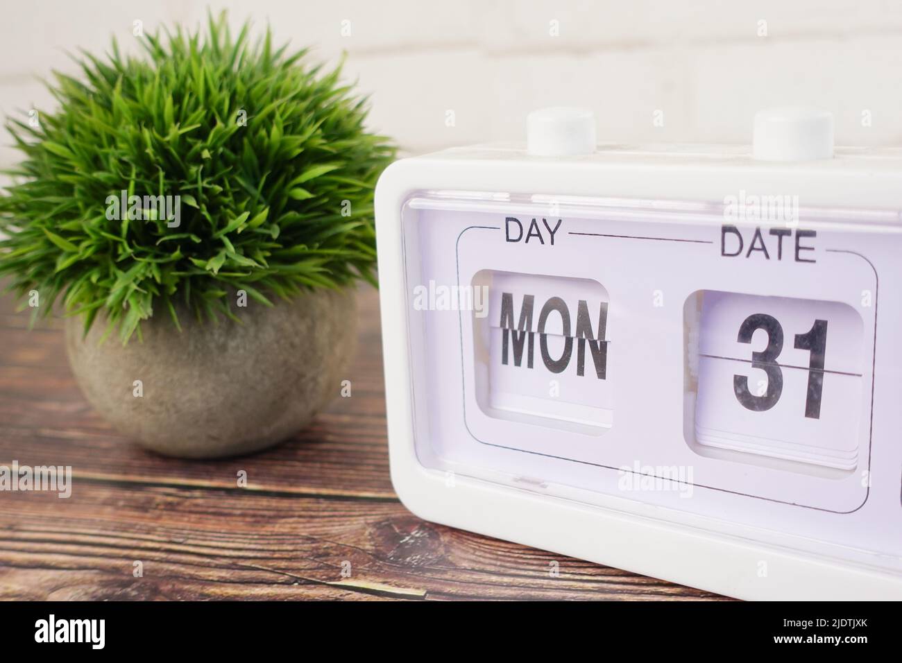 Flipping calendar hi-res stock photography and images - Alamy