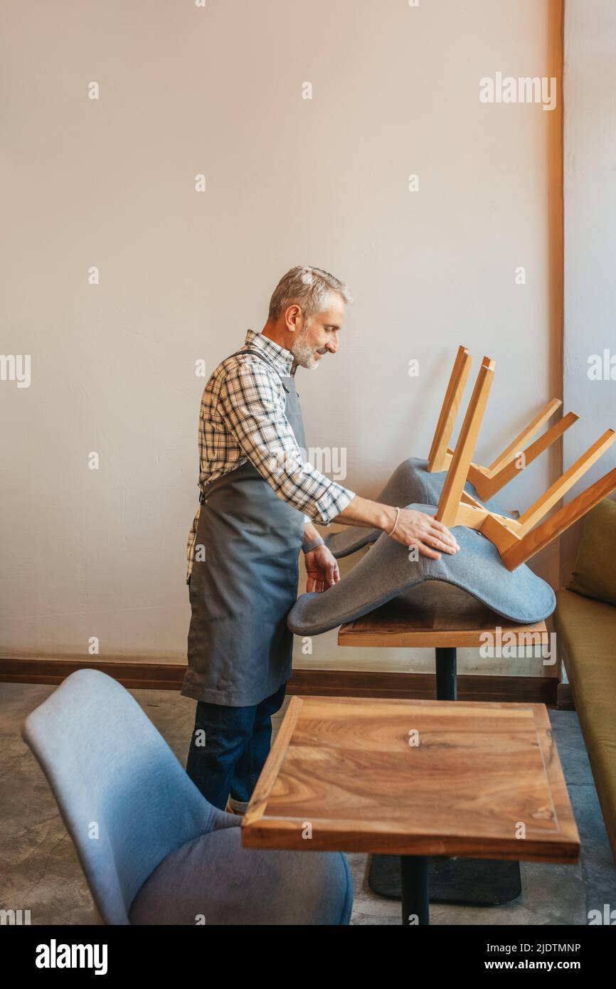Lifting table hi-res stock photography and images - Alamy