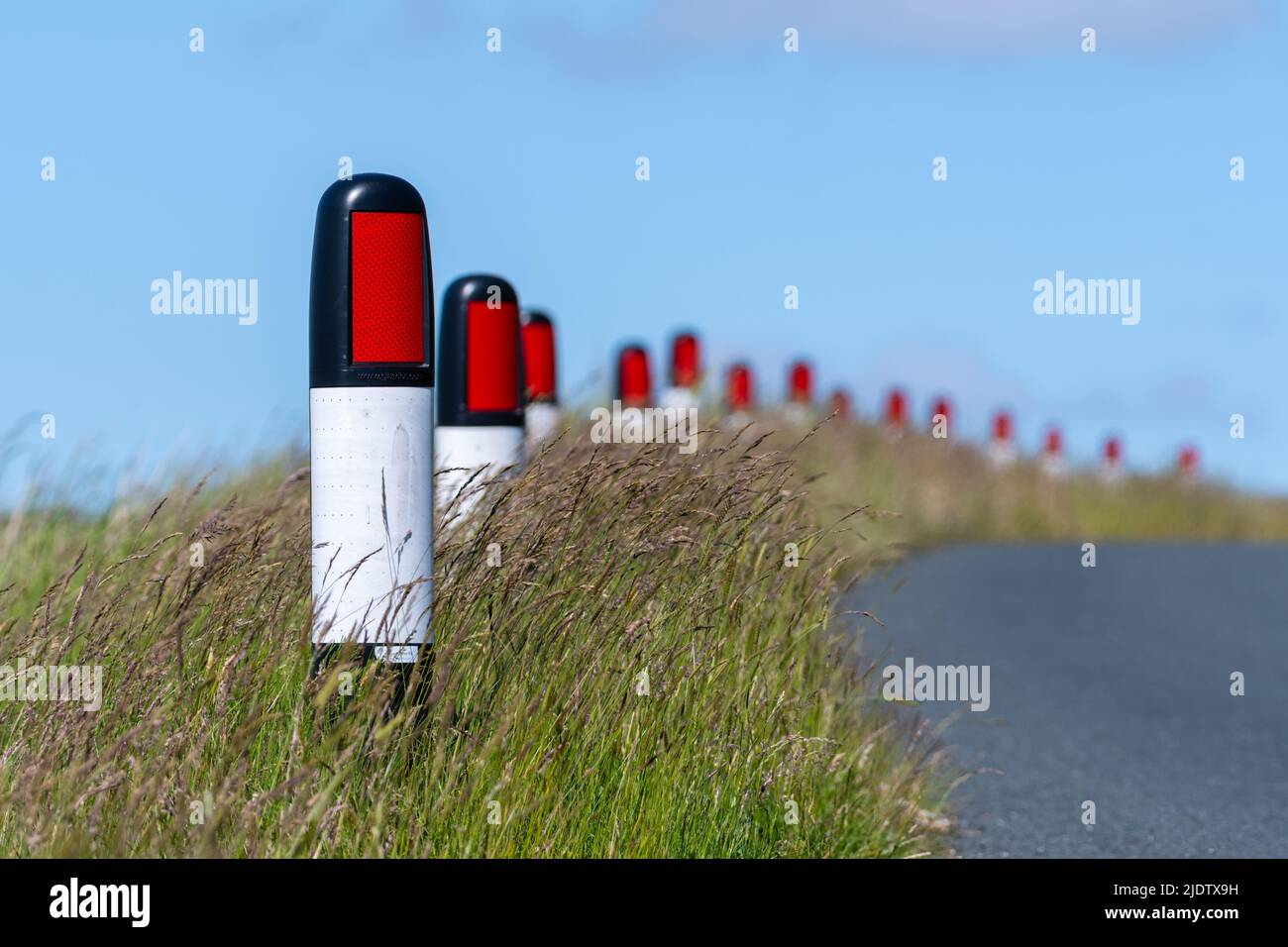 Reflective verge marker posts hi-res stock photography and images - Alamy