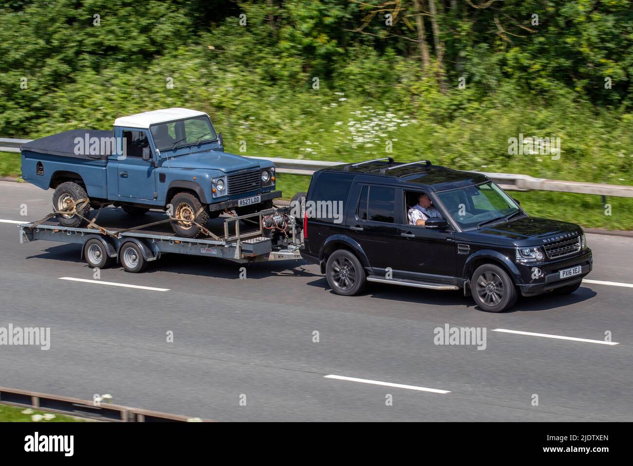 Landrover towing landrover hi-res stock photography and images - Alamy