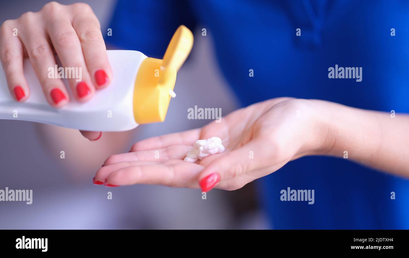 Moisturizing lotion sensitive skin hi-res stock photography and images ...