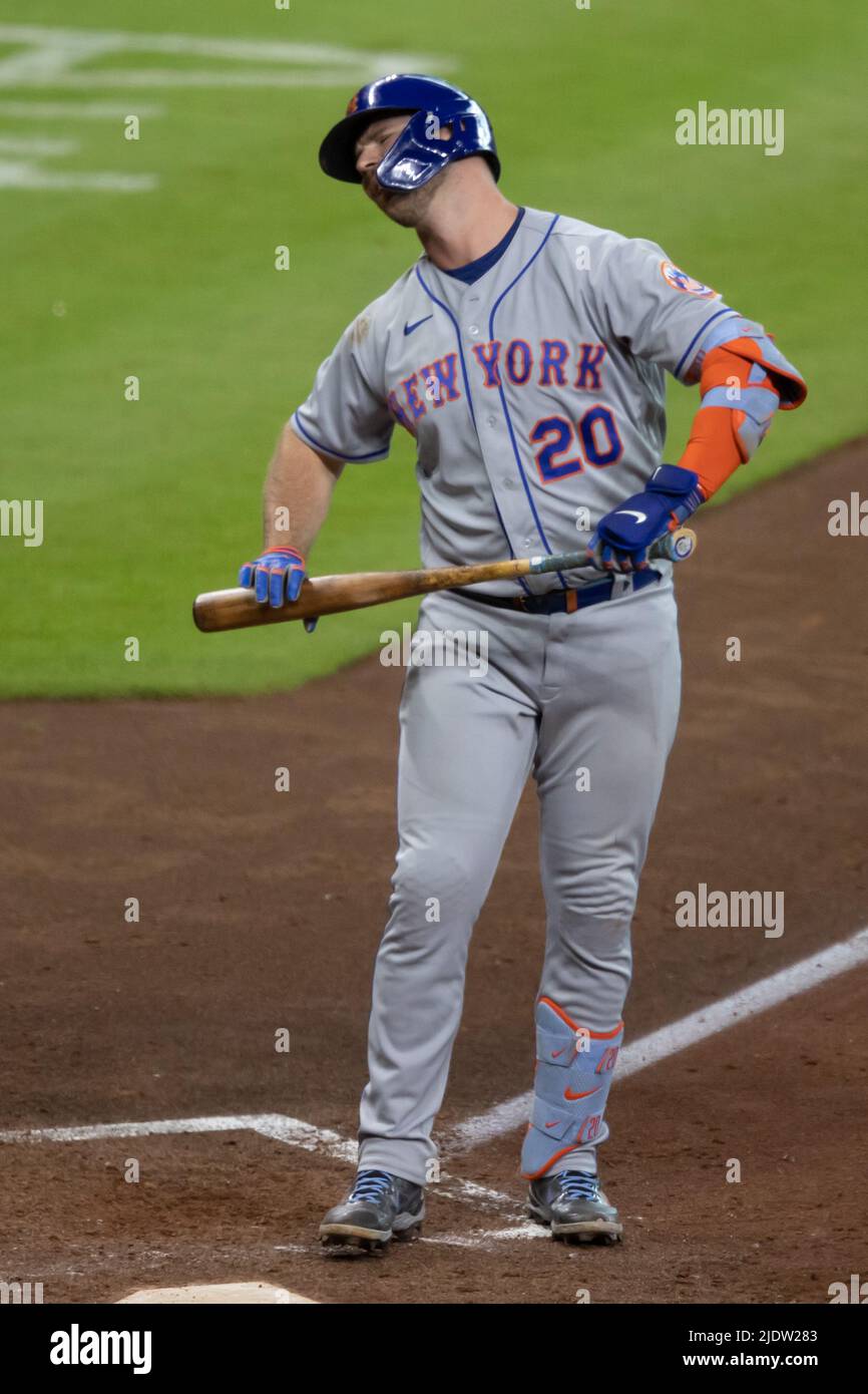 New York Mets first baseman Pete Alonso (20) reacts to a called strike ...
