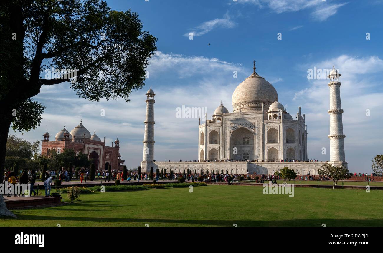 The famous mausoleum Taj Mahal, Agra, Uttar Pradesh, india Stock Photo ...