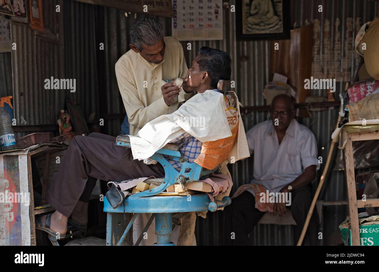 Local barber at Chimur, Maharashtra, India Stock Photo - Alamy
