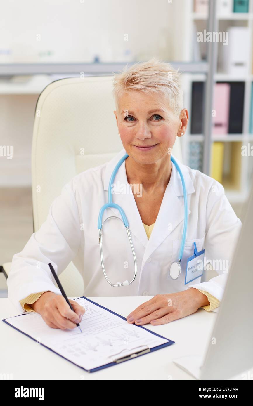 Short person general hi-res stock photography and images - Alamy