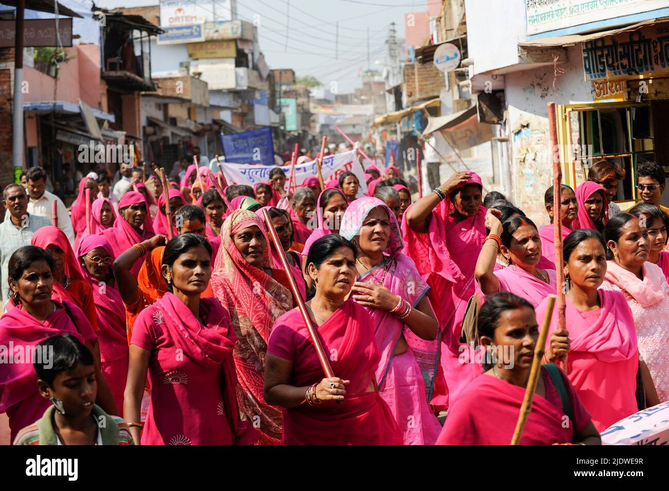 Gang fight crowd hi-res stock photography and images - Alamy