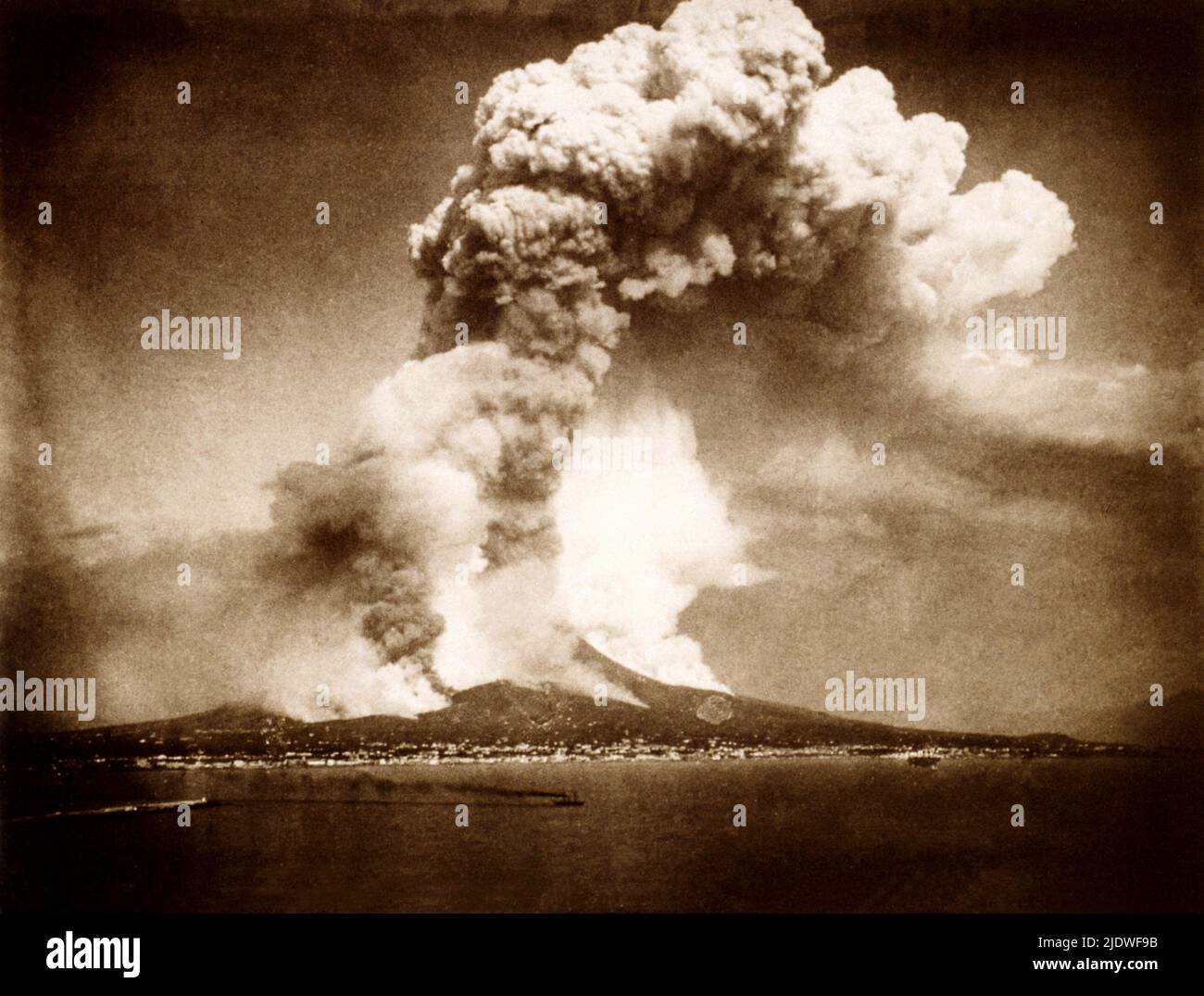 1872 , 26 april , Naples , Italy : The eruption of Mount VESUVIUS ...