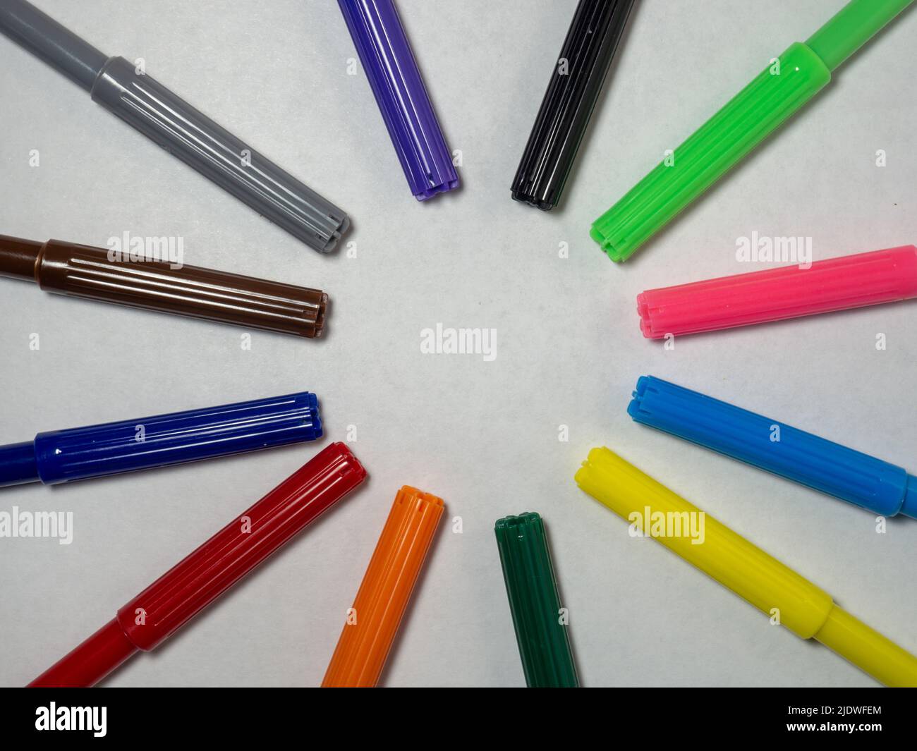 multicolored markers lie in a circle. drawing lesson. School supplies ...