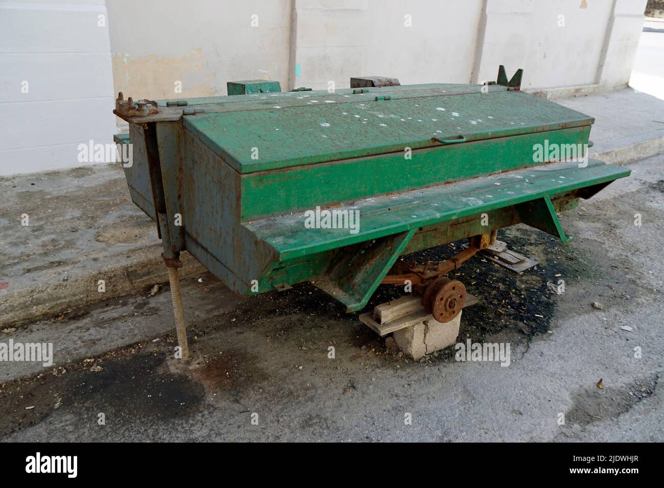 old run down trailer in the streets of havana vieja Stock Photo - Alamy