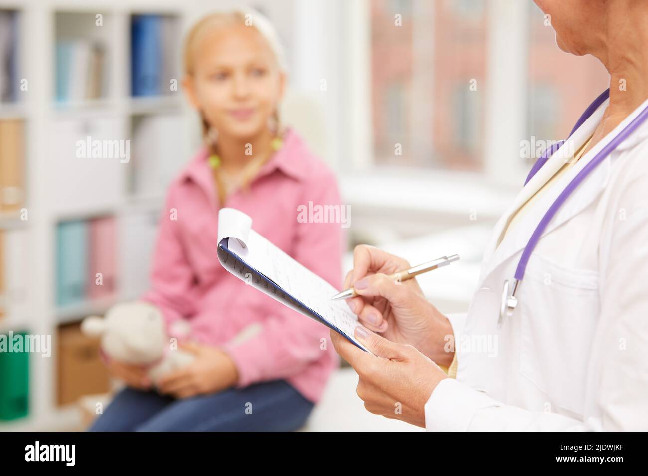 Doctor patient talking women only hi-res stock photography and images ...