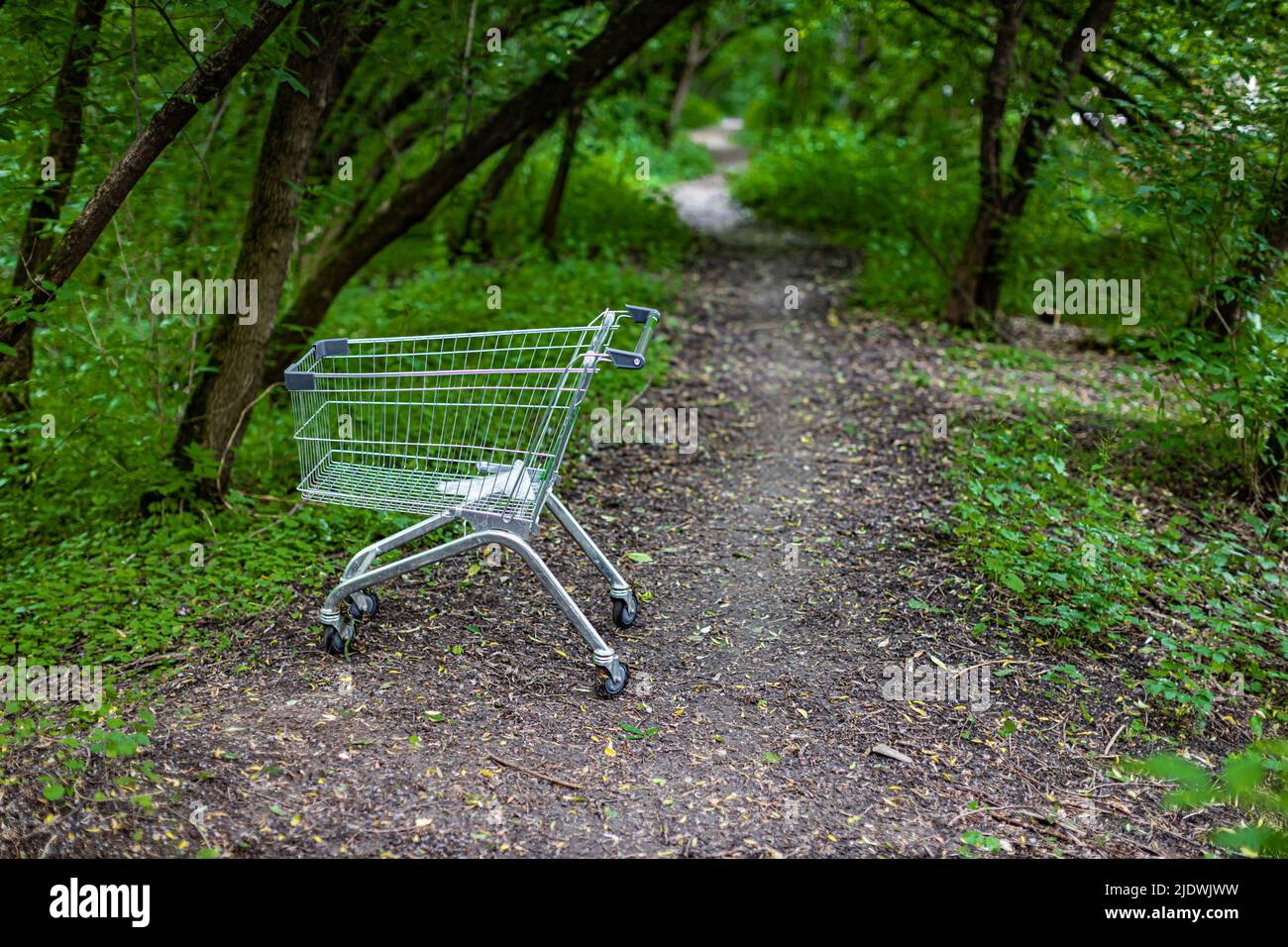Empty grocery cart hi-res stock photography and images - Alamy