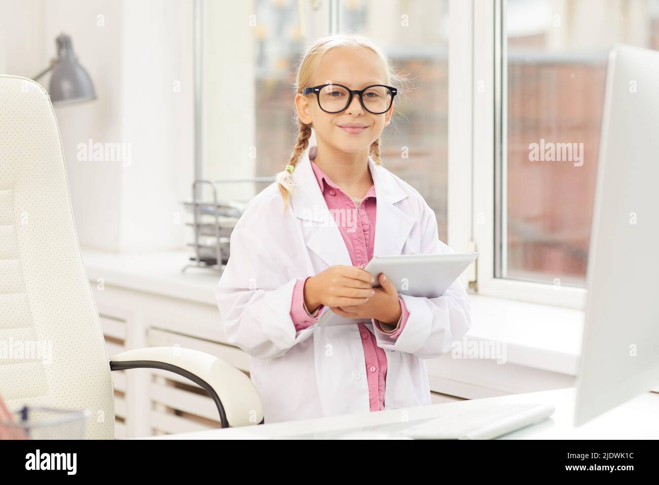 Girl in lab coat hi-res stock photography and images - Alamy