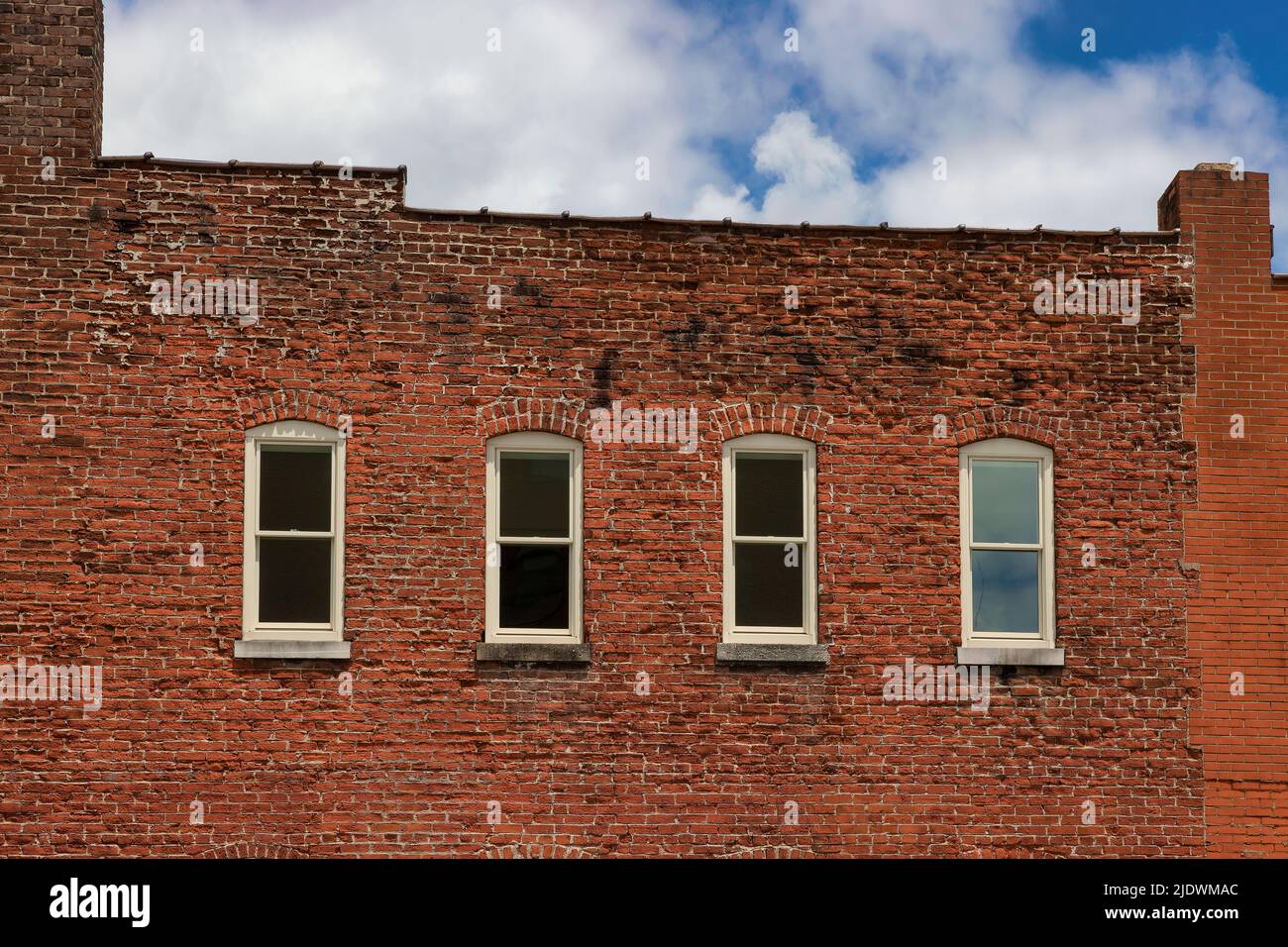 Old brick warehouse exterior hi-res stock photography and images - Alamy