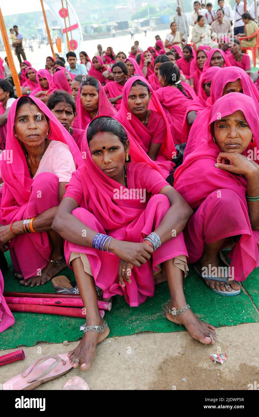 Gulabi gang hi-res stock photography and images - Alamy