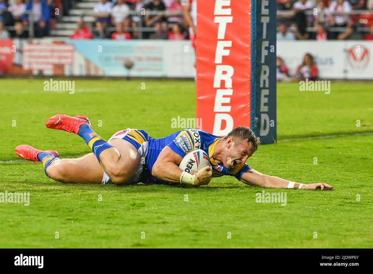 Harry Newman (3) of Leeds Rhinos goes over for a try Stock Photo - Alamy