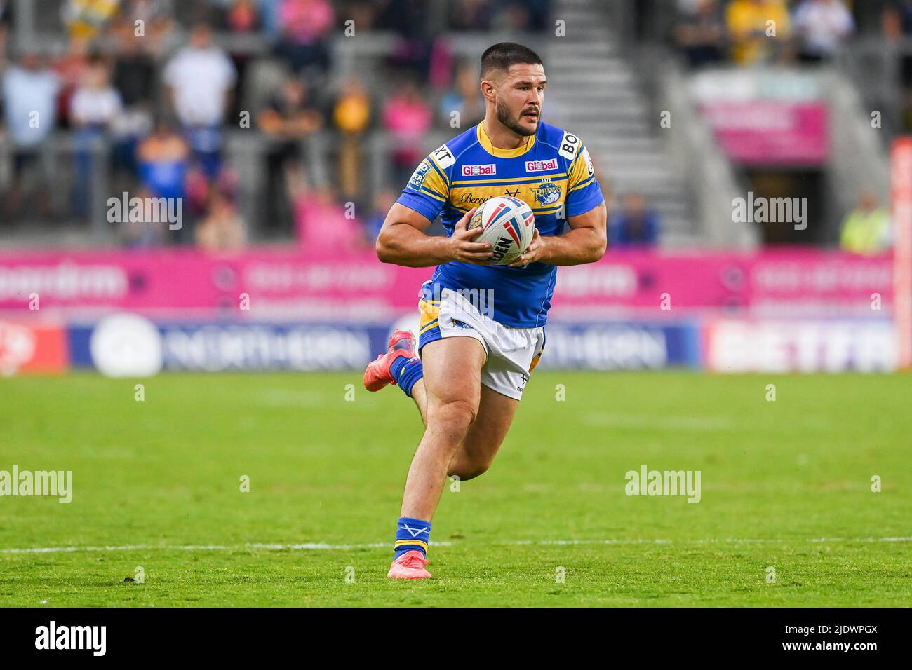 James Bentley (11) of Leeds Rhinos makes a break Stock Photo - Alamy