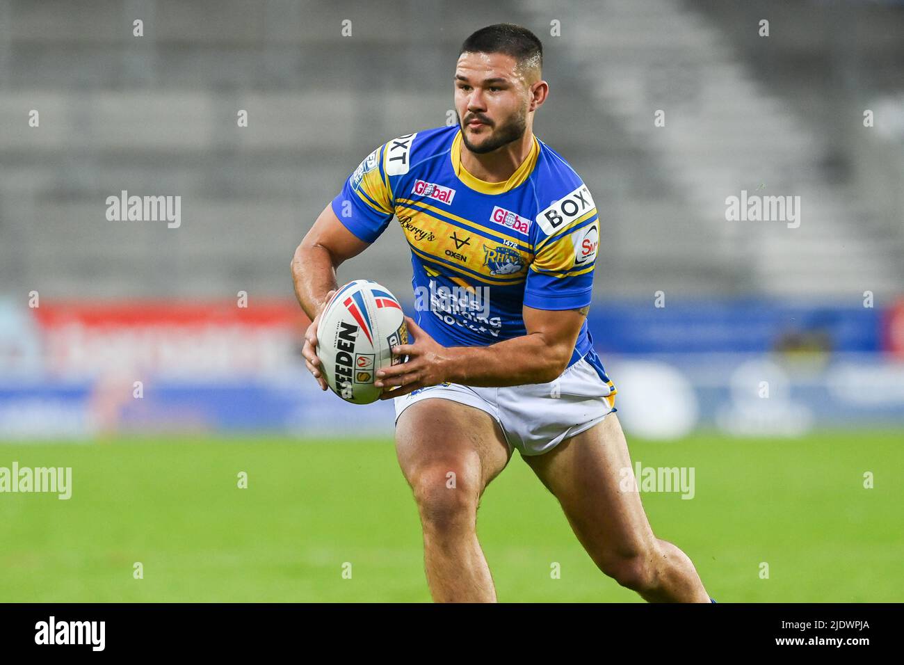 James Bentley (11) of Leeds Rhinos makes a break Stock Photo - Alamy