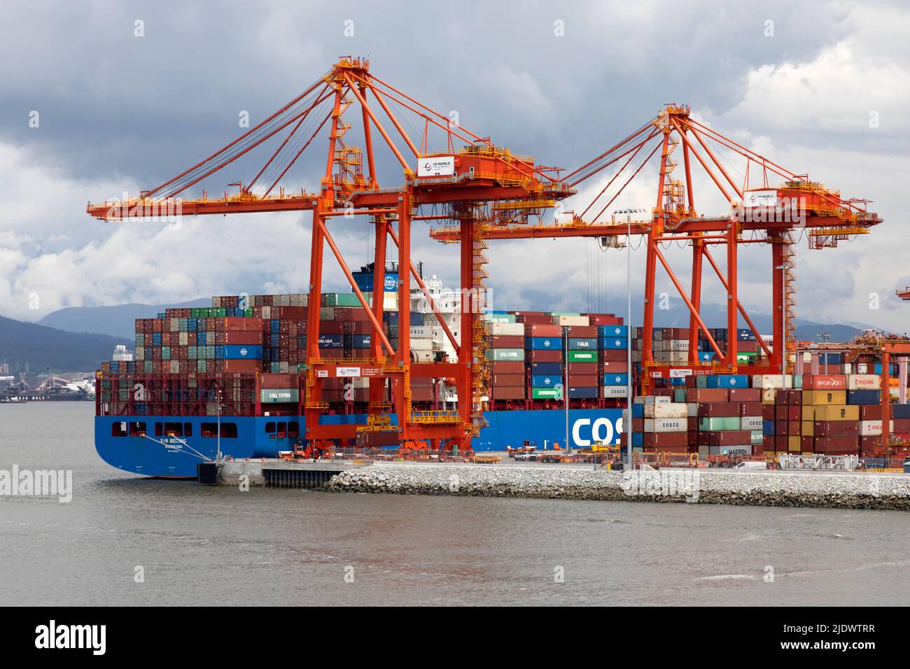 British container port hi-res stock photography and images - Alamy