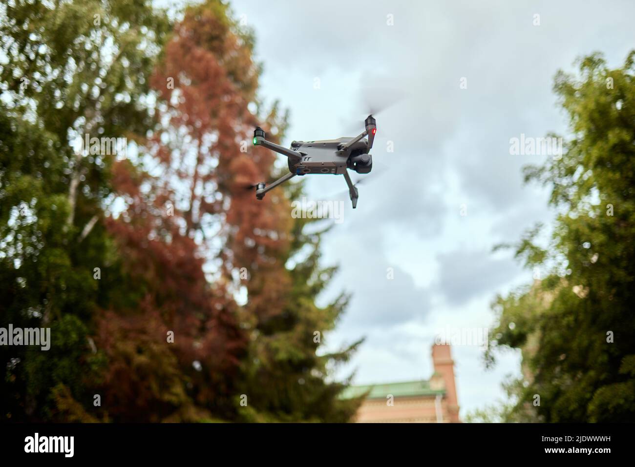 Control drone quadcopter flying overhead hi-res stock photography and ...