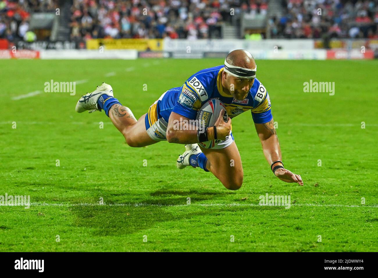 Bodene Thompson (19) of Leeds Rhinos goes over for a try Stock Photo ...