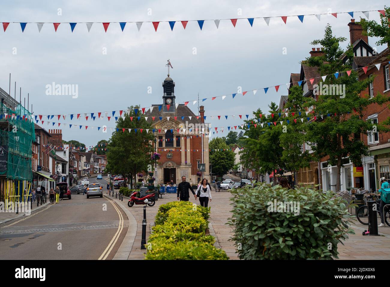 Henley-upon-Thames, Oxfordshire, UK. 23rd June, 2022. Bunting is up in ...