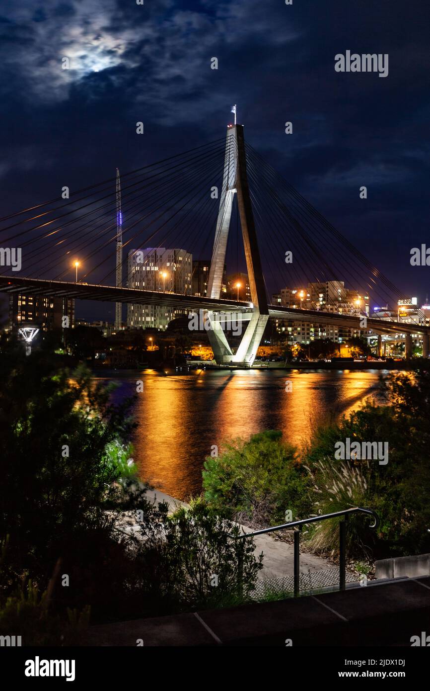 Full moon and sydney harbour bridge hi-res stock photography and images ...
