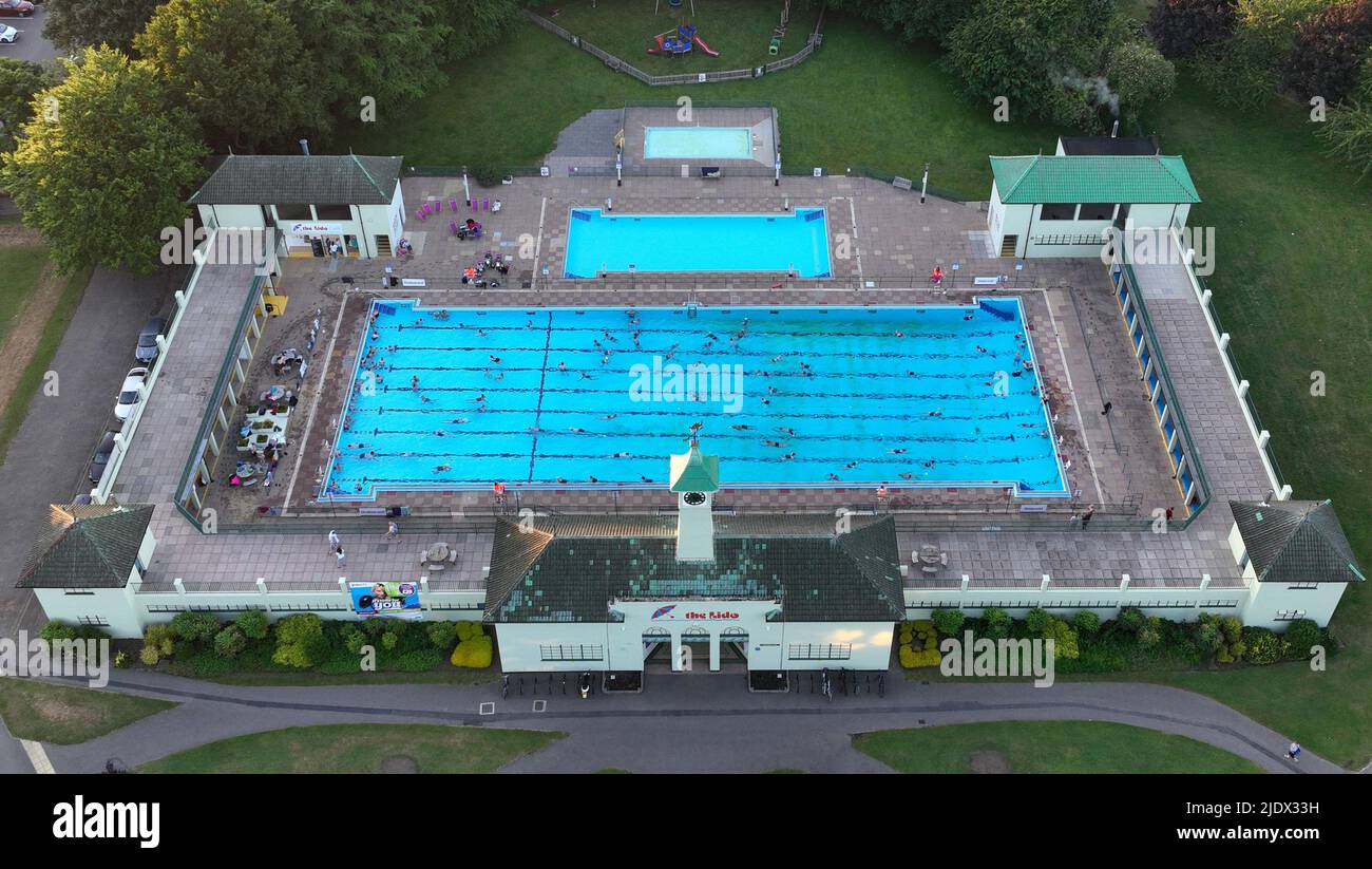 Peterborough, UK. 21st June, 2022. The Peterborough Lido is full of ...