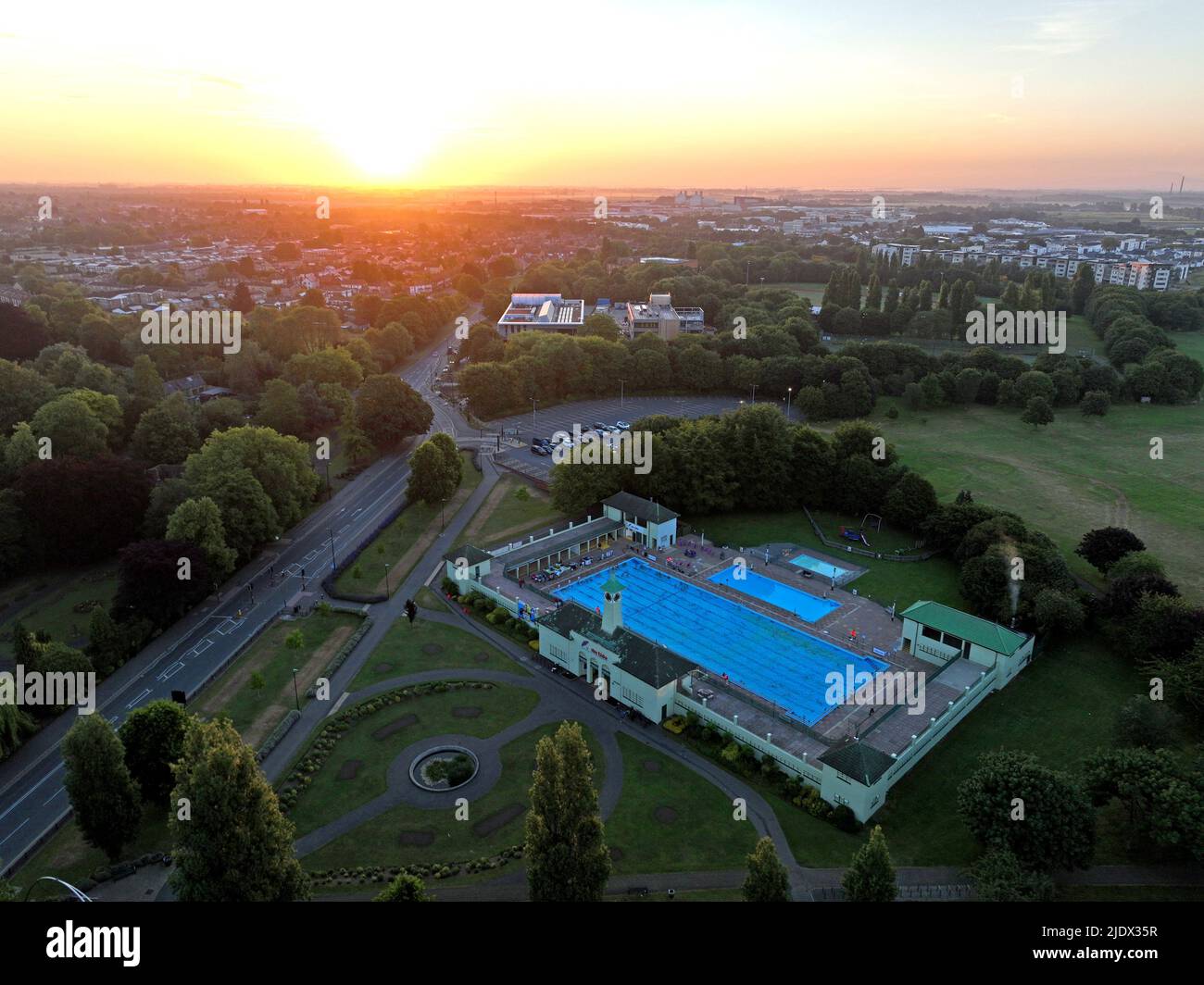 Peterborough, UK. 21st June, 2022. The Peterborough Lido is full of ...