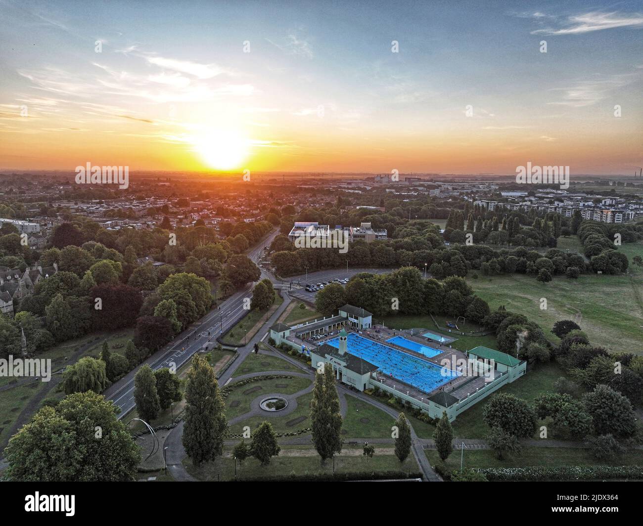 Peterborough, UK. 21st June, 2022. The Peterborough Lido is full of ...