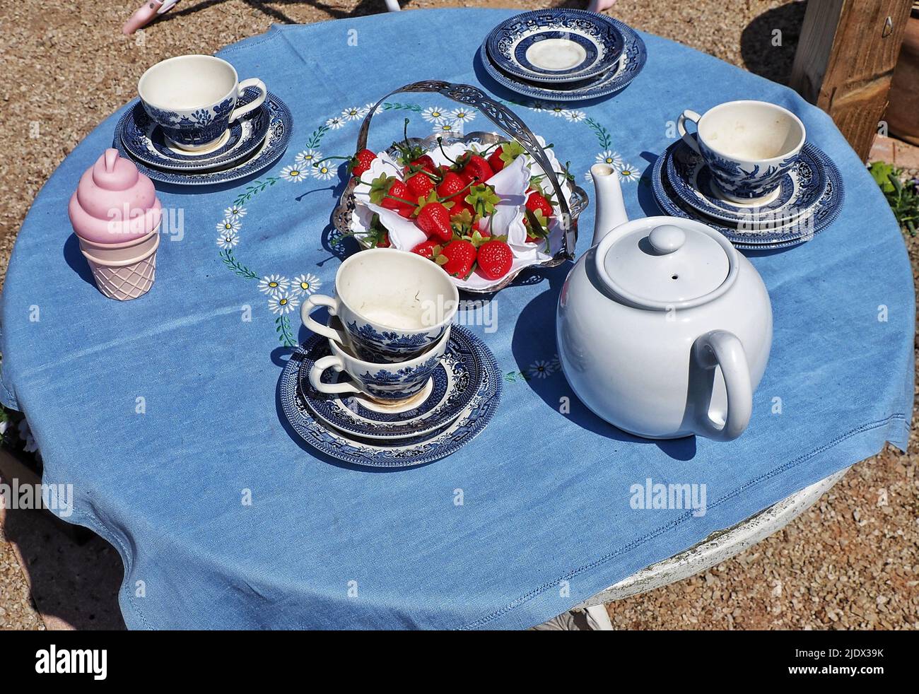 Tea saucers teapot hi-res stock photography and images - Alamy