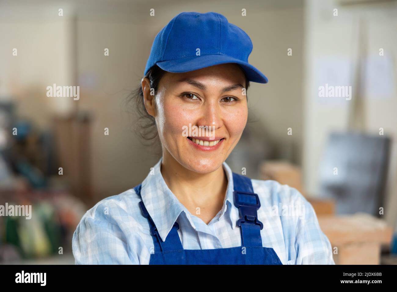 Portrait of a positive woman builder Stock Photo - Alamy