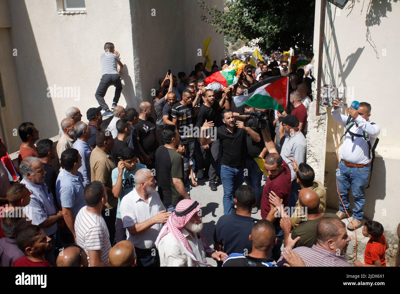 June 23, 2022, Nablus, West bank, Palestine: Mourners carry the body of ...