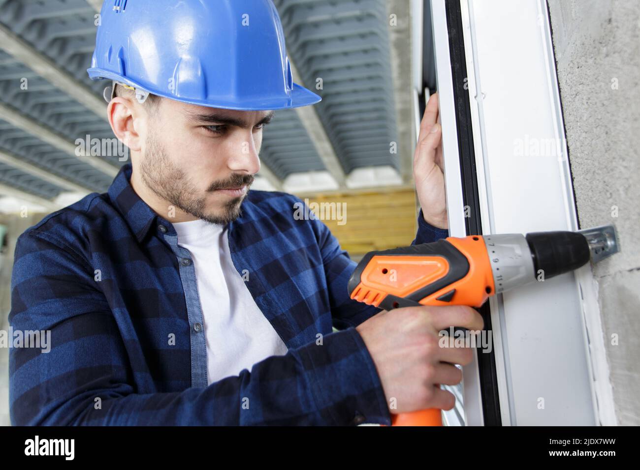Tradesman using screwdriver hi-res stock photography and images - Alamy