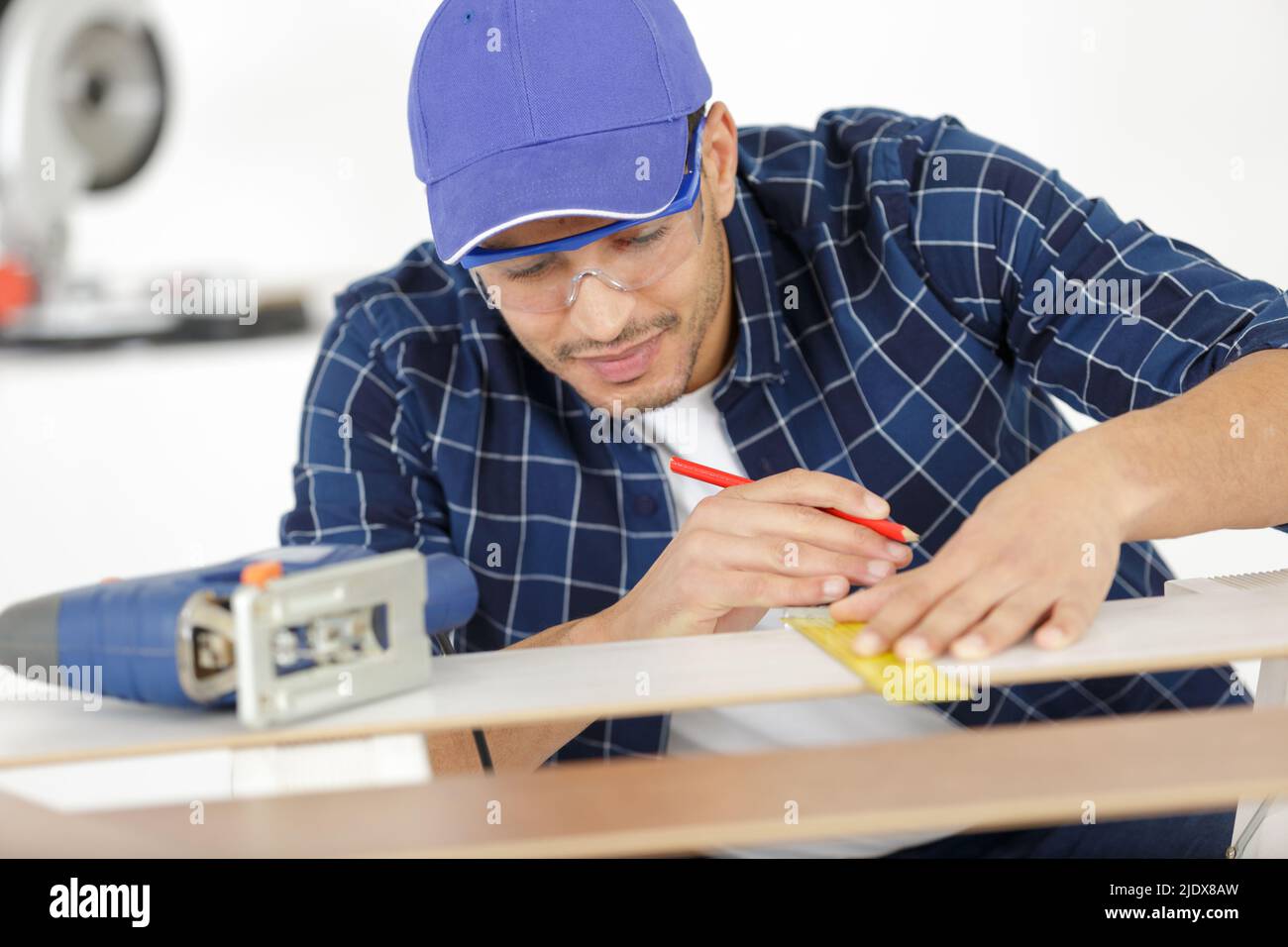 Man cuts wood board circular hi-res stock photography and images - Alamy