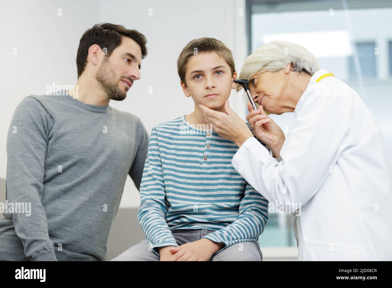 man with his son visiting childrens doctor in hospital Stock Photo - Alamy