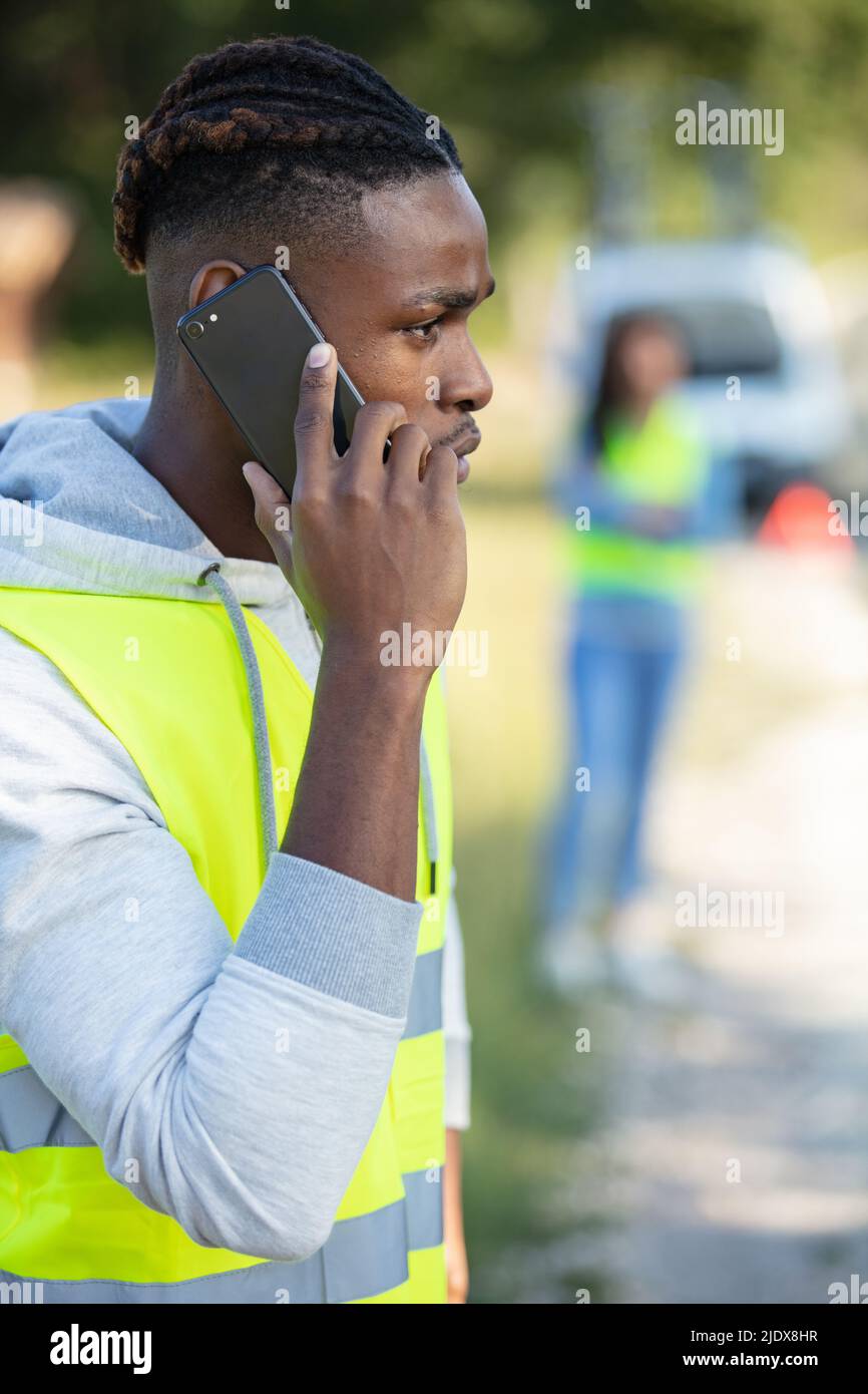 Angry man phone broken car hi-res stock photography and images - Alamy