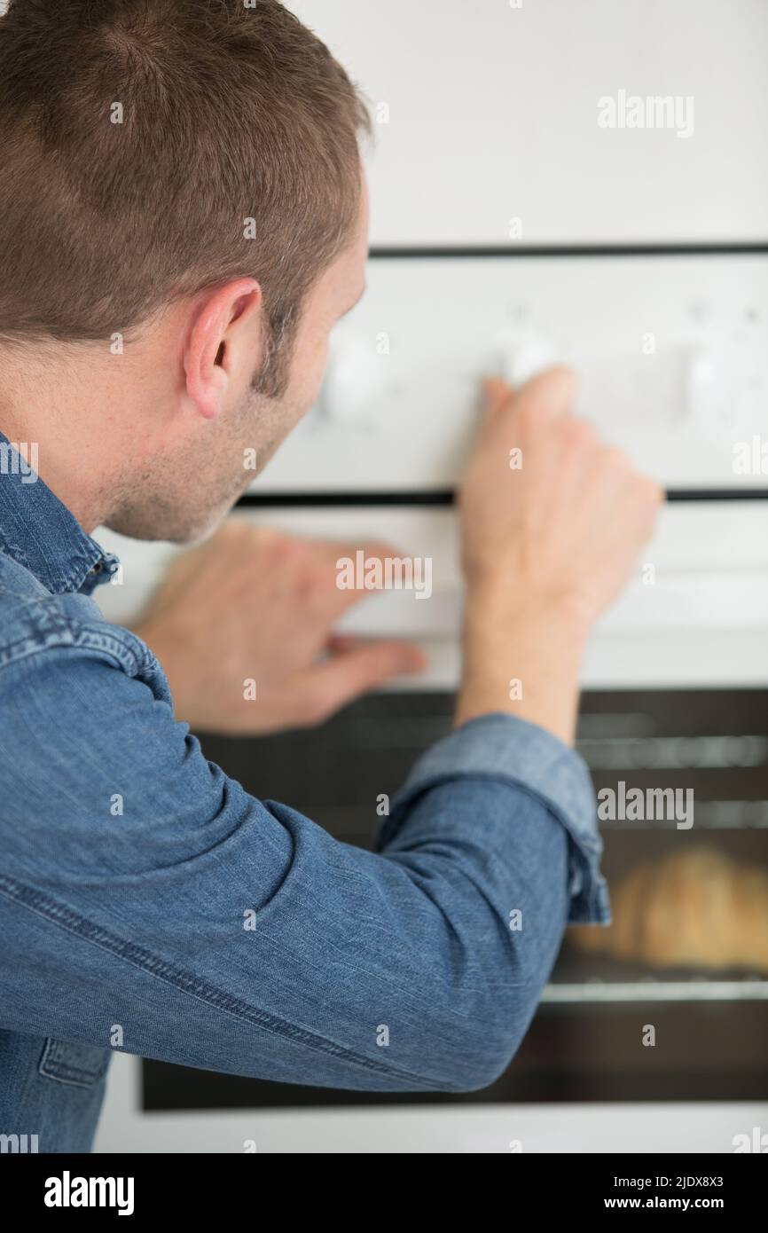 man changing temperature on domestic oven Stock Photo - Alamy