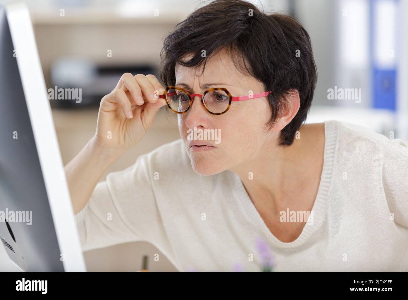 Girl staring computer monitor hi-res stock photography and images - Alamy