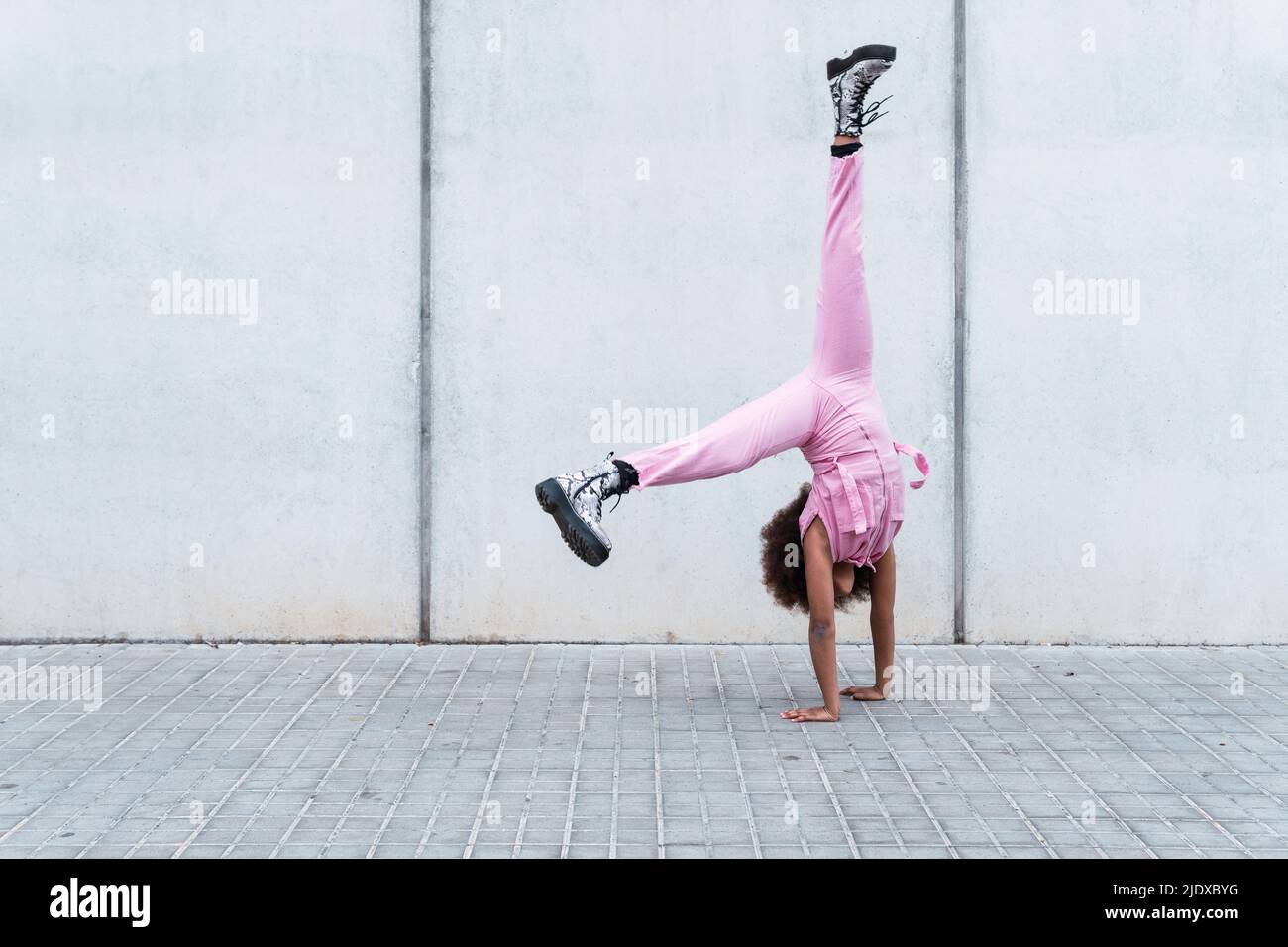 Handstand child hi-res stock photography and images - Alamy