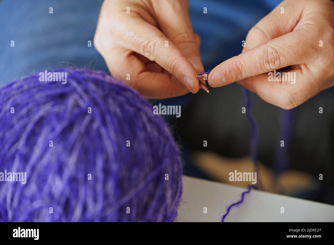 Knitting with wool hi-res stock photography and images - Alamy