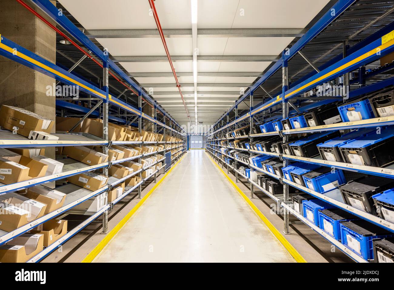 Empty racks hi-res stock photography and images - Alamy