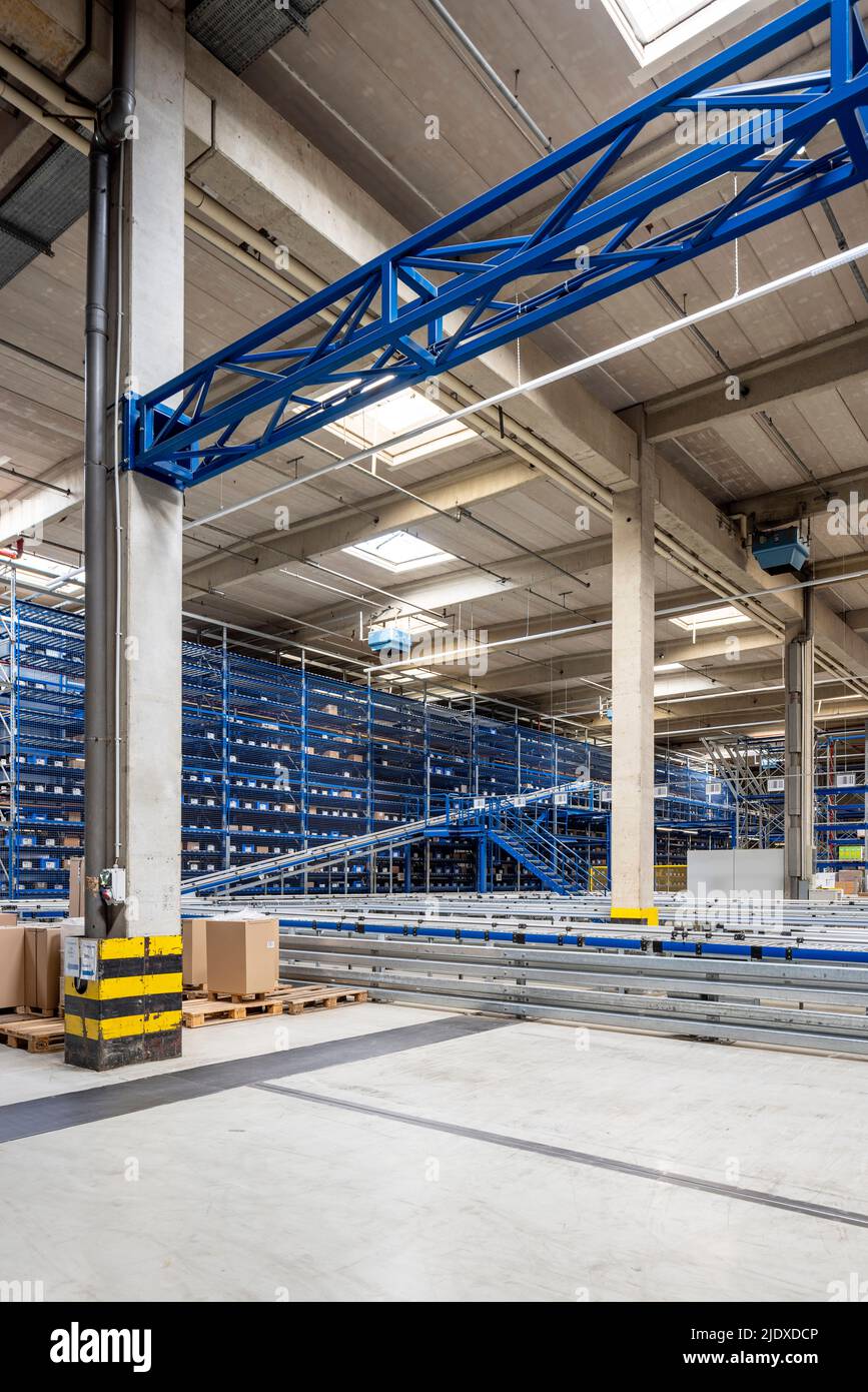 Conveyor belt boxes hi-res stock photography and images - Alamy