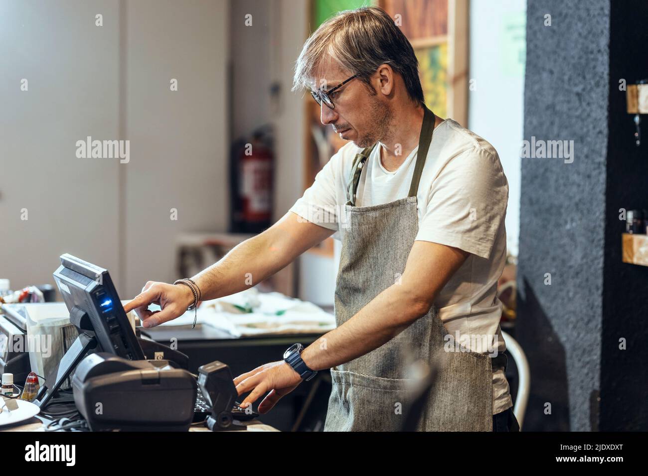 Man cash register hi-res stock photography and images - Alamy